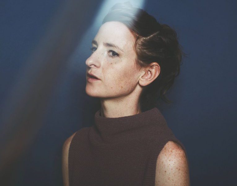 素晴らしいアニメーションを見た！Katie Gately、新作から 'Lift'のMVを公開 | Niche Music