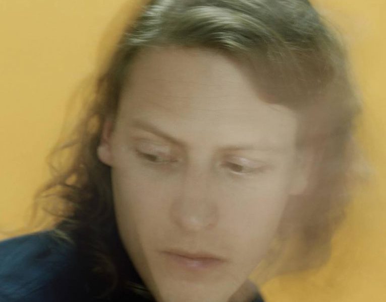 成熟のポップアーティスト RG Lowe (Balmorhea)、ソロデビューALから 'State of Play'を公開 | Niche ...