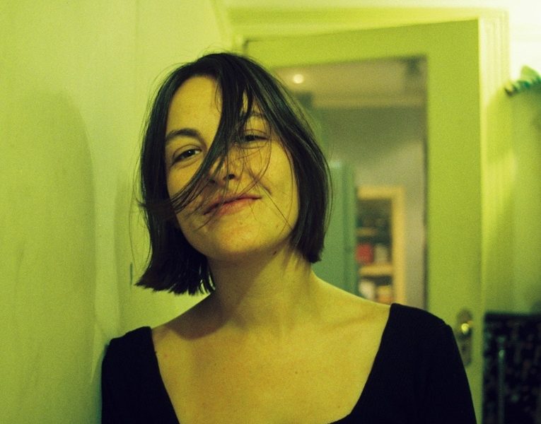 メルボルンのインディーロックアクト Emma Russack、'Be Real'のMVを公開 | Niche Music