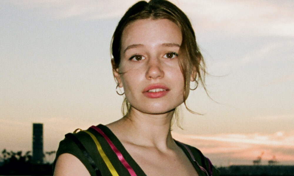 Emily Yacina、ニューアルバム『All The Things: A Decade of Songs』をリリース | Niche Music