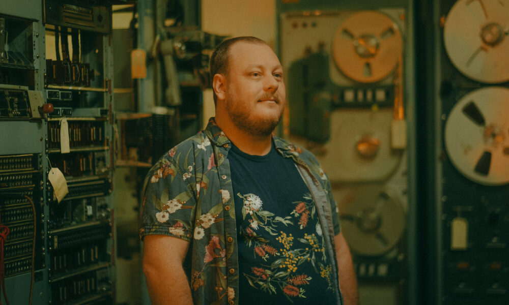 Andrew Tuttle、'New Breakfast Habit ft. Luke Schneider, Darren Cross'のMV ...