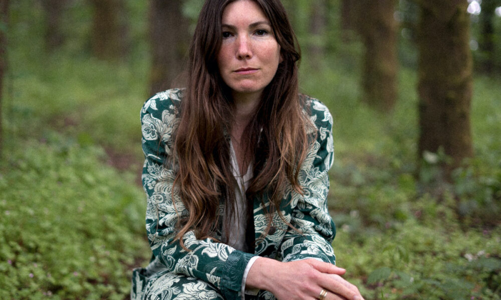 Anna Tivel、'Outsiders'のMVを公開 | Niche Music