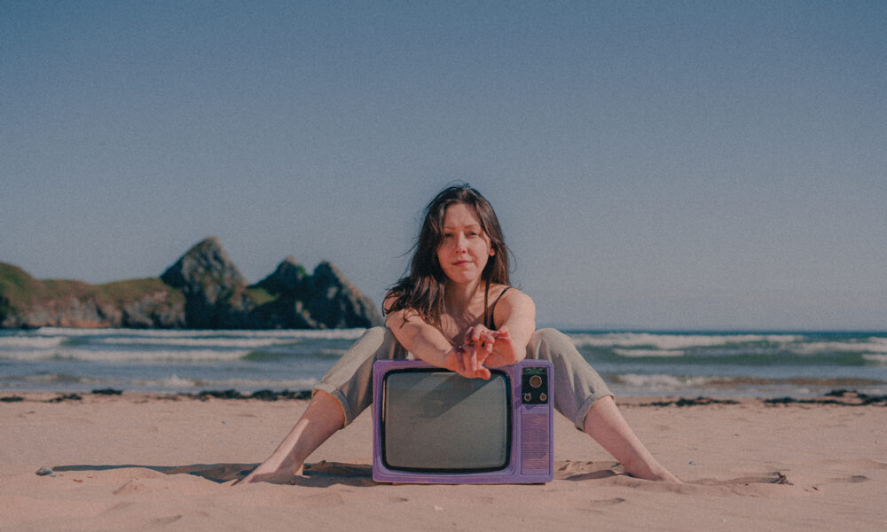 Natalie Holmes、'Floating TV'のMVを公開 | Niche Music