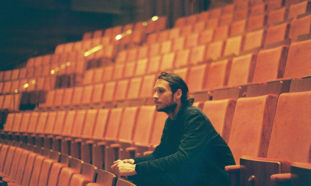 Hayden Calnin、'Gravity Find Us & Bring Us In'のリリックビデオを公開 | Niche Music