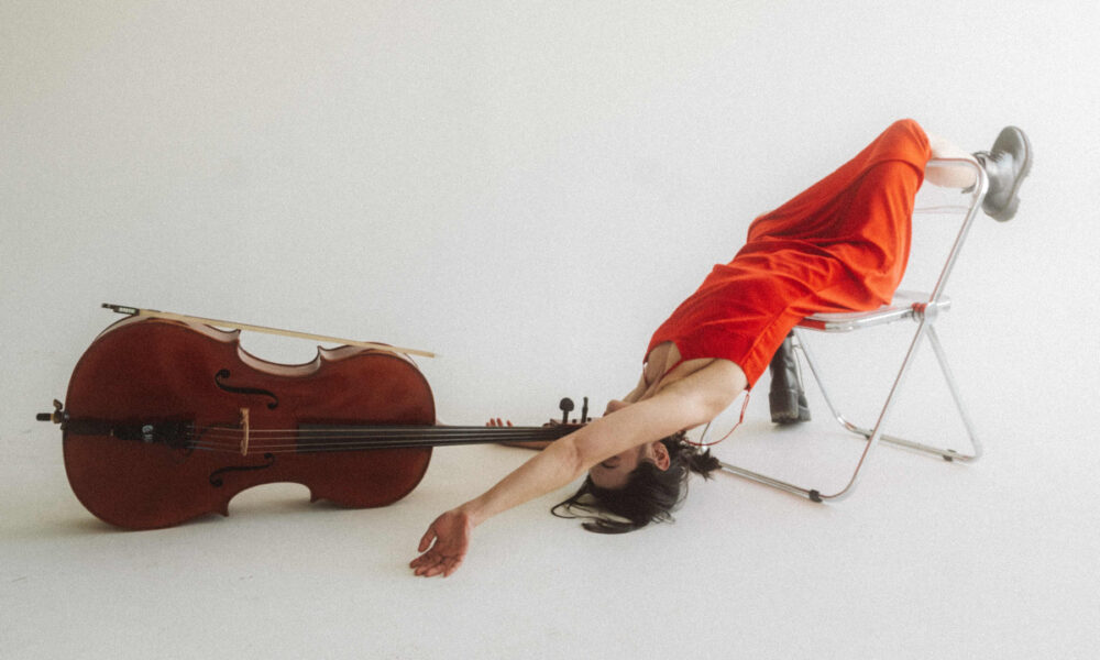 Laura Wolf、'Paper and Plastic'のMVを公開 | Niche Music