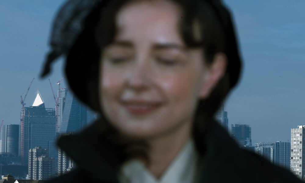 Laura Groves、'Sky at Night'のMVを公開 | Niche Music