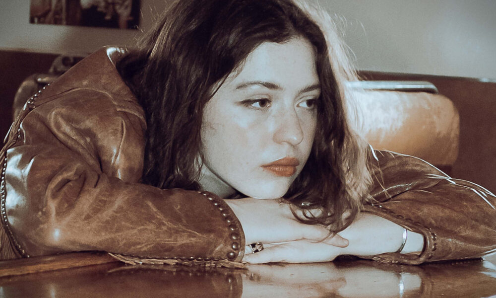 Alaska Reid、'French Fries'のMVを公開 | Niche Music