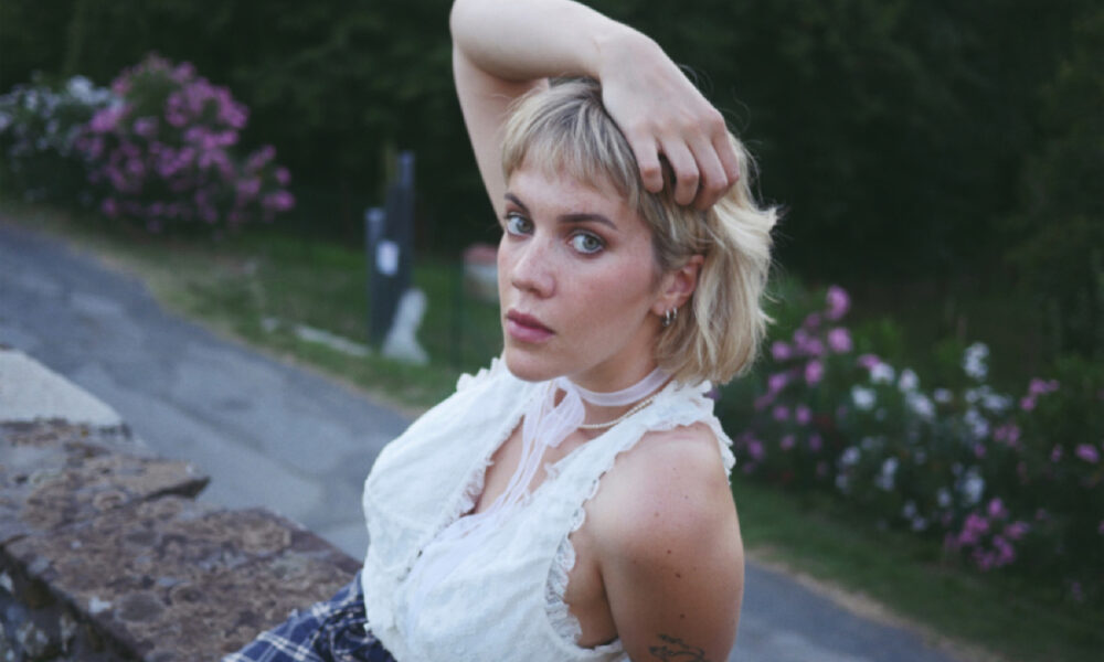 Bess Atwell、'Something Now'のMVを公開 | Niche Music