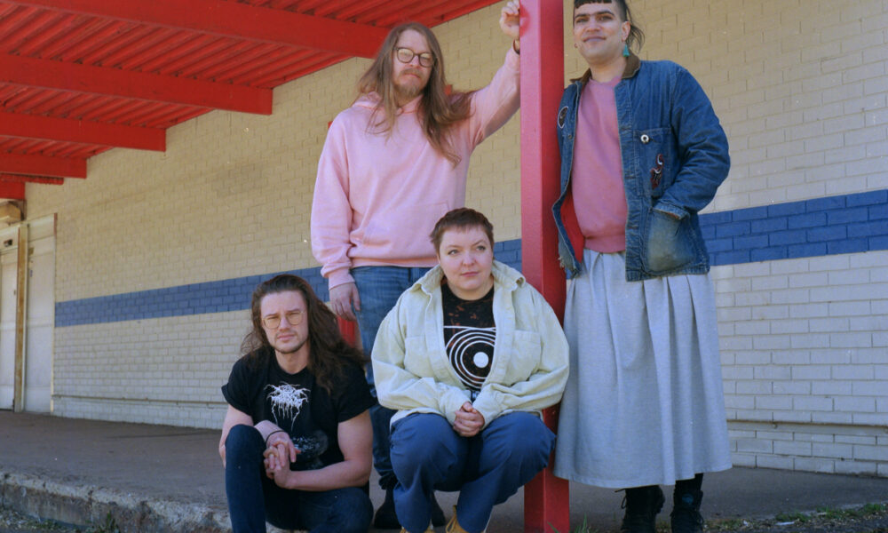 Basement Revolver、'Pull Yourself Together'を公開 | Niche Music